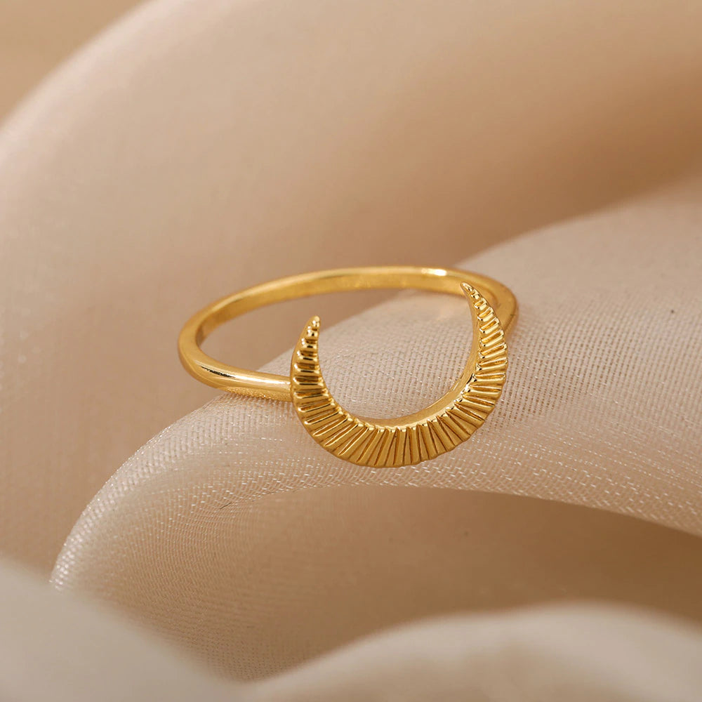 Crescent Moon Ring – Sixth Jannah